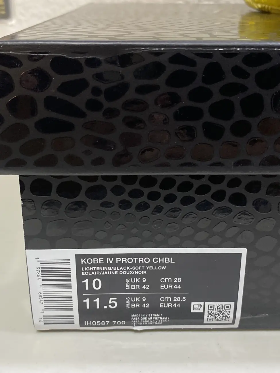 82747 - Nike Kobe 4 Protro CHBL Lightening Black/soft Yellow | Item ...